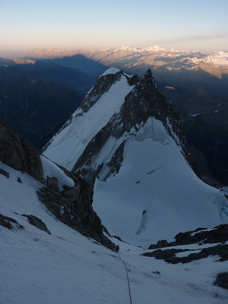 Mont Blanc : Arête de Peuterey par la Face N de l'Aiguille Blanche de ...