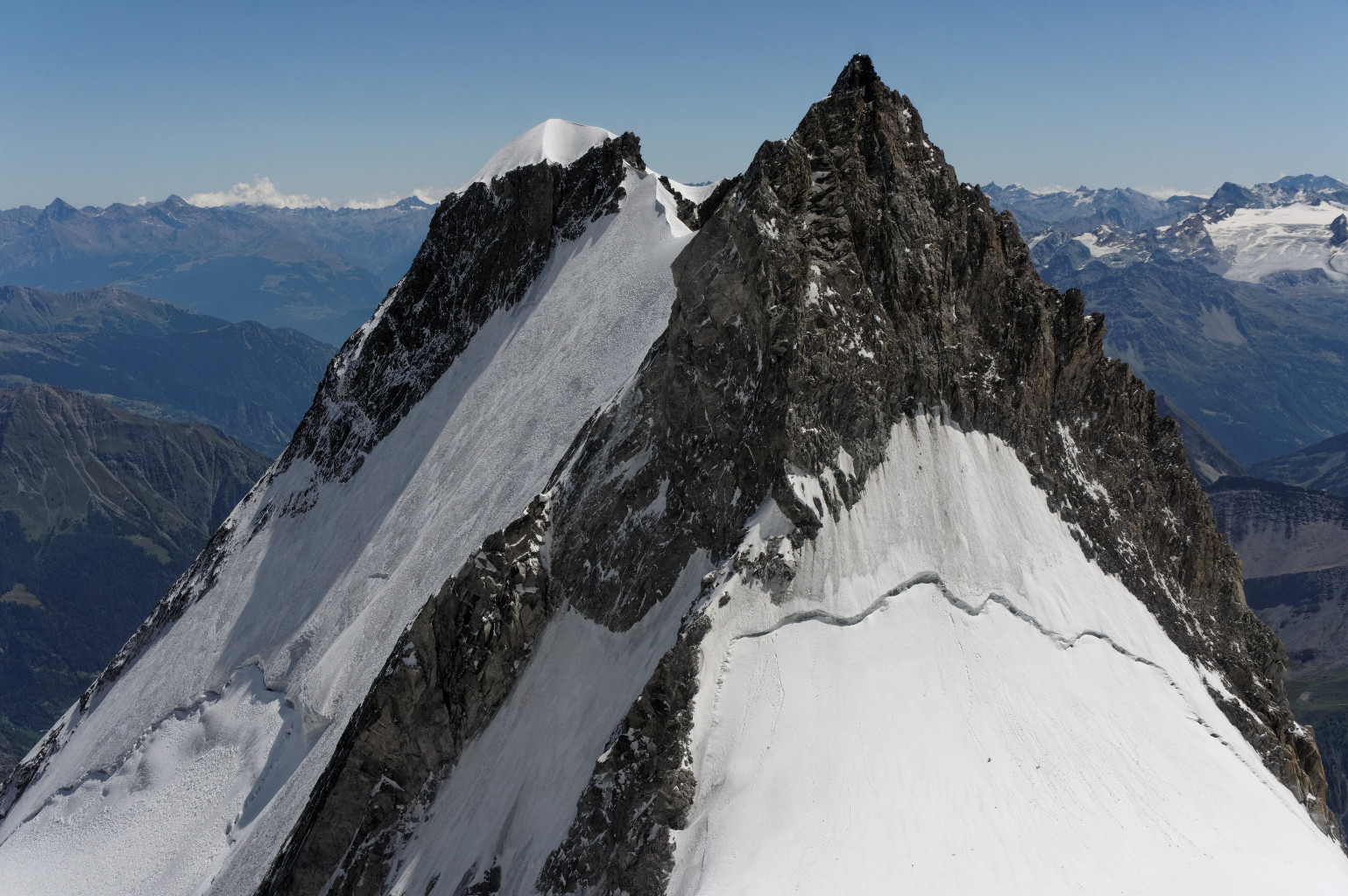 Mont Blanc : Arête de Peuterey classique - Camptocamp.org